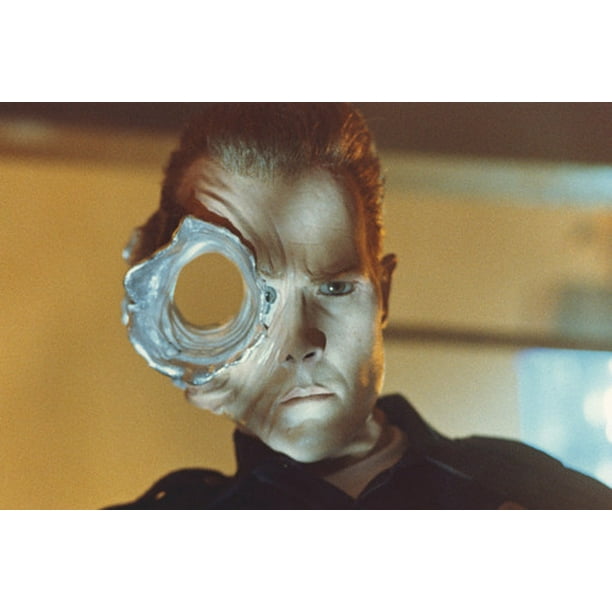 Robert Patrick in Terminator 2: Judgment Day with hole blown in his ...