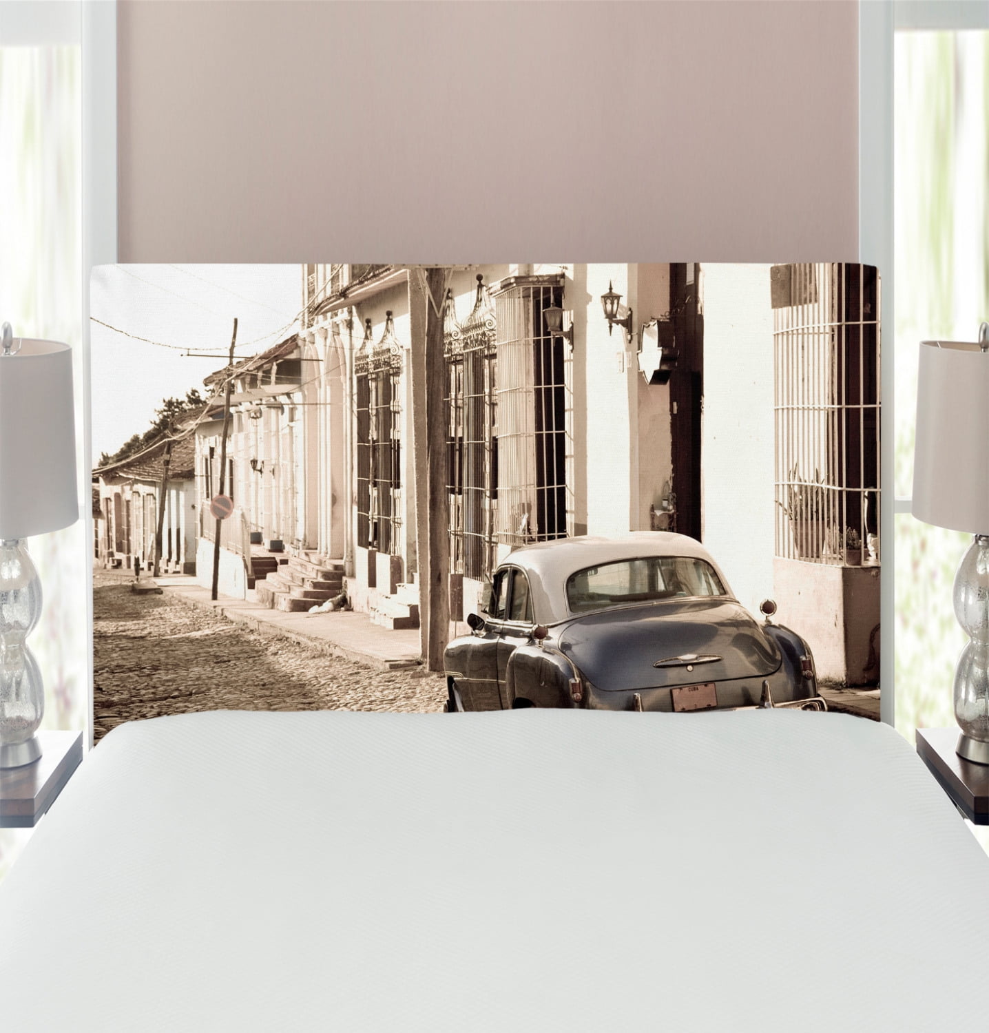 Vintage Car Headboard, Old AmericCar in the Colonial Streets of ...