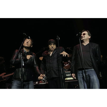 Bruce Springsteen singing with Steve Van Zant and Southside Johnny ...