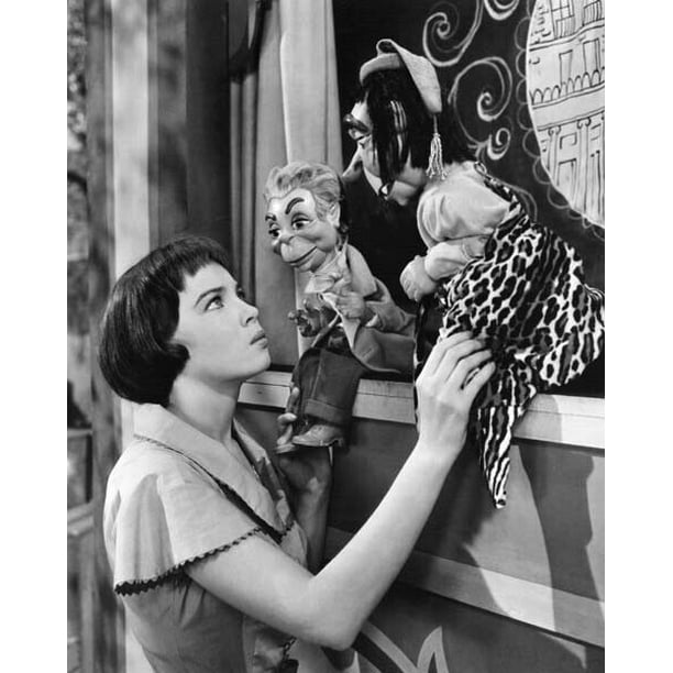 Leslie Caron looks at puppets 1953 Lili 24x30 inch poster - Walmart.com