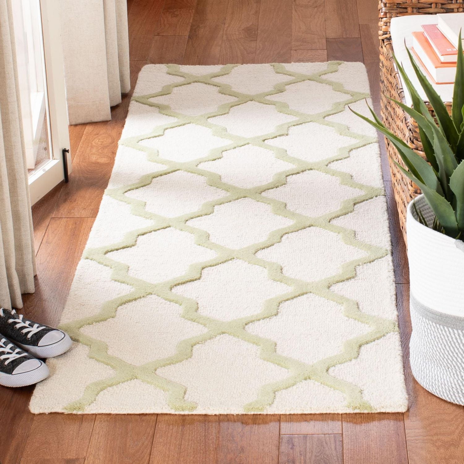 Click here for Safavieh Cambridge Liam Geometric Area Rug 26 X 8... prices