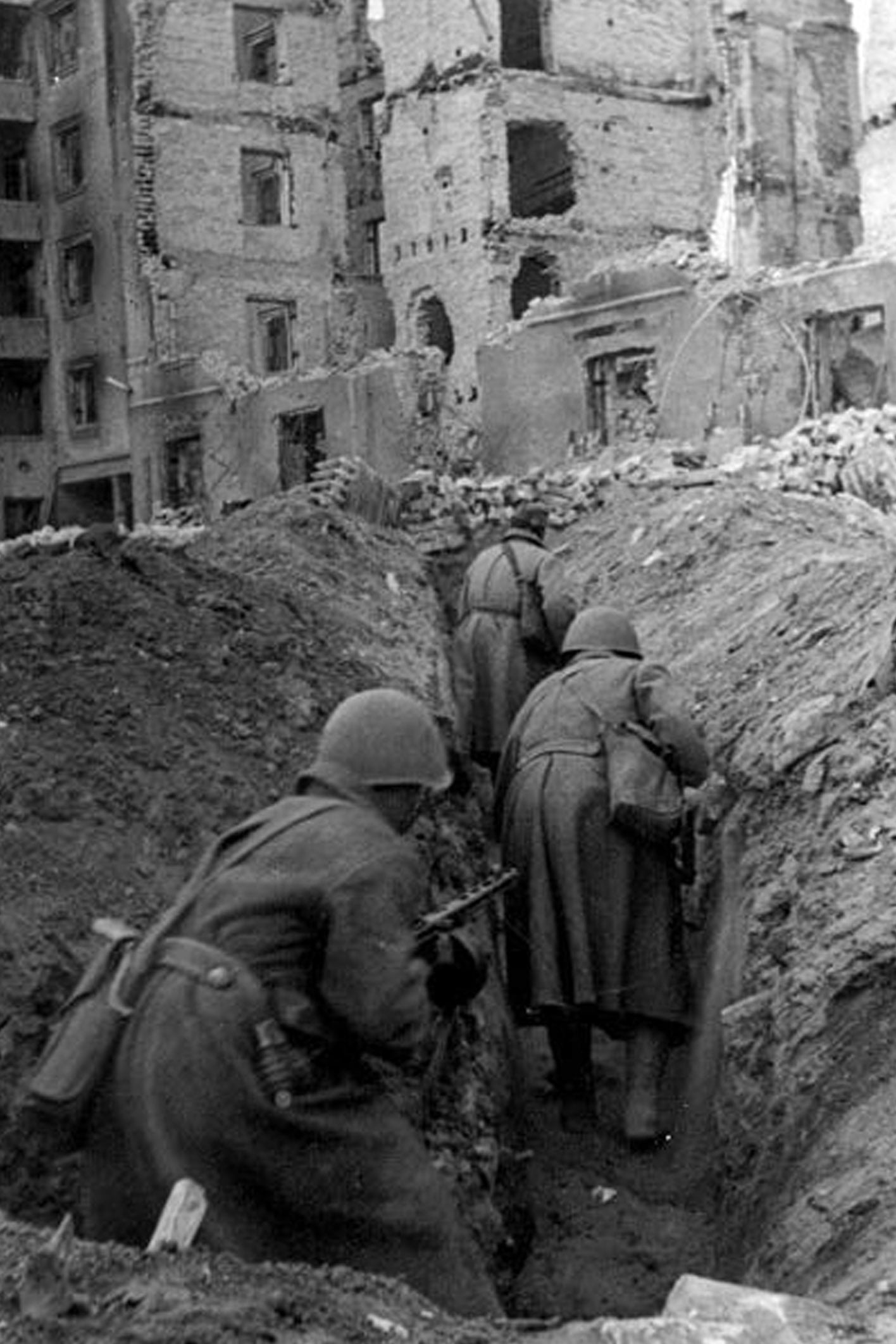 24x36 gallery poster, Soviet soldiers running through trenches Battle ...