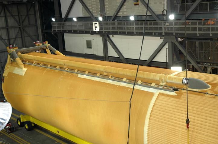 Space Shuttle External Tank ET-119 close up.-20 Inch By 30 Inch ...