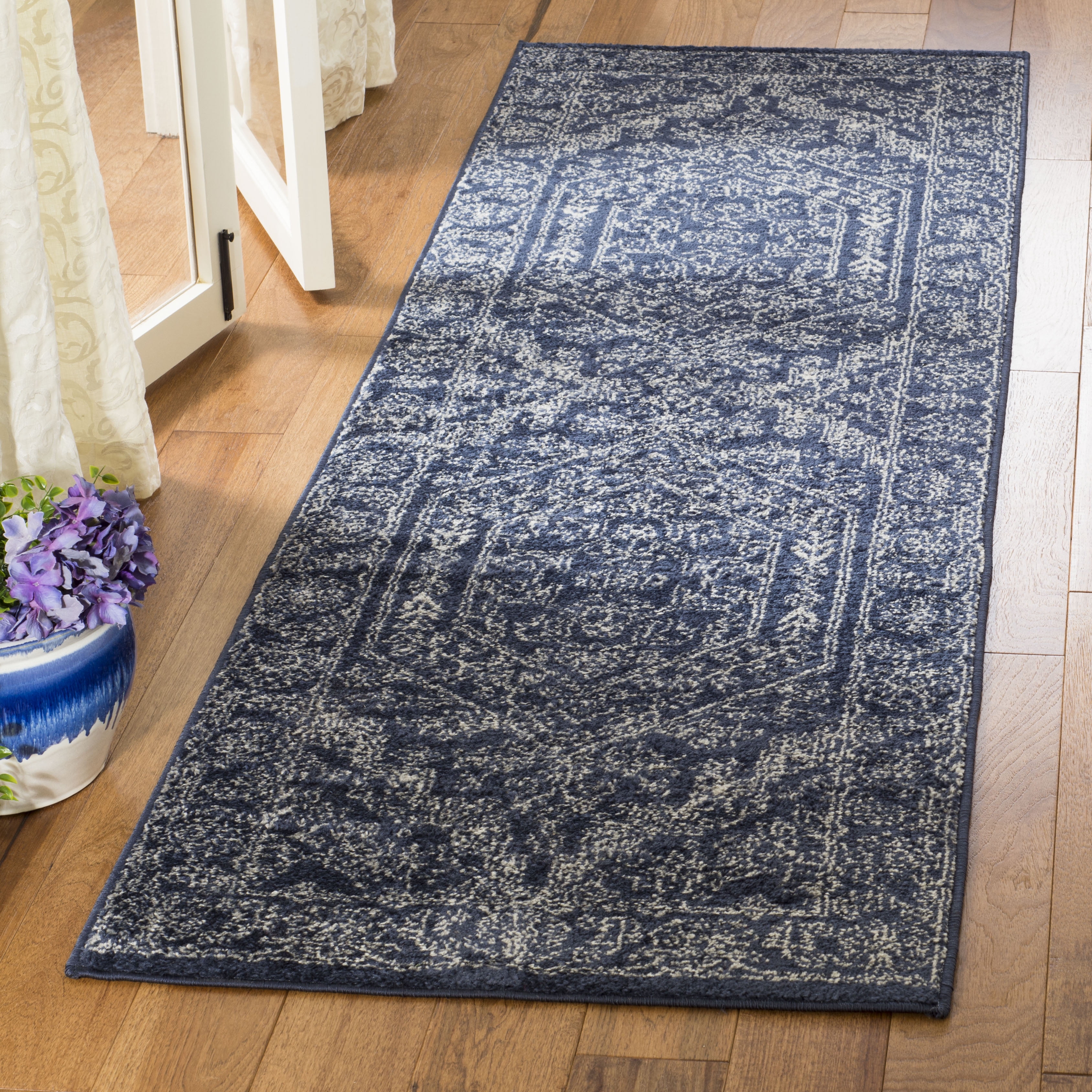 SAFAVIEH Adirondack Xavier Traditional Runner Rug, Navy/Ivory, 2'6" x ...