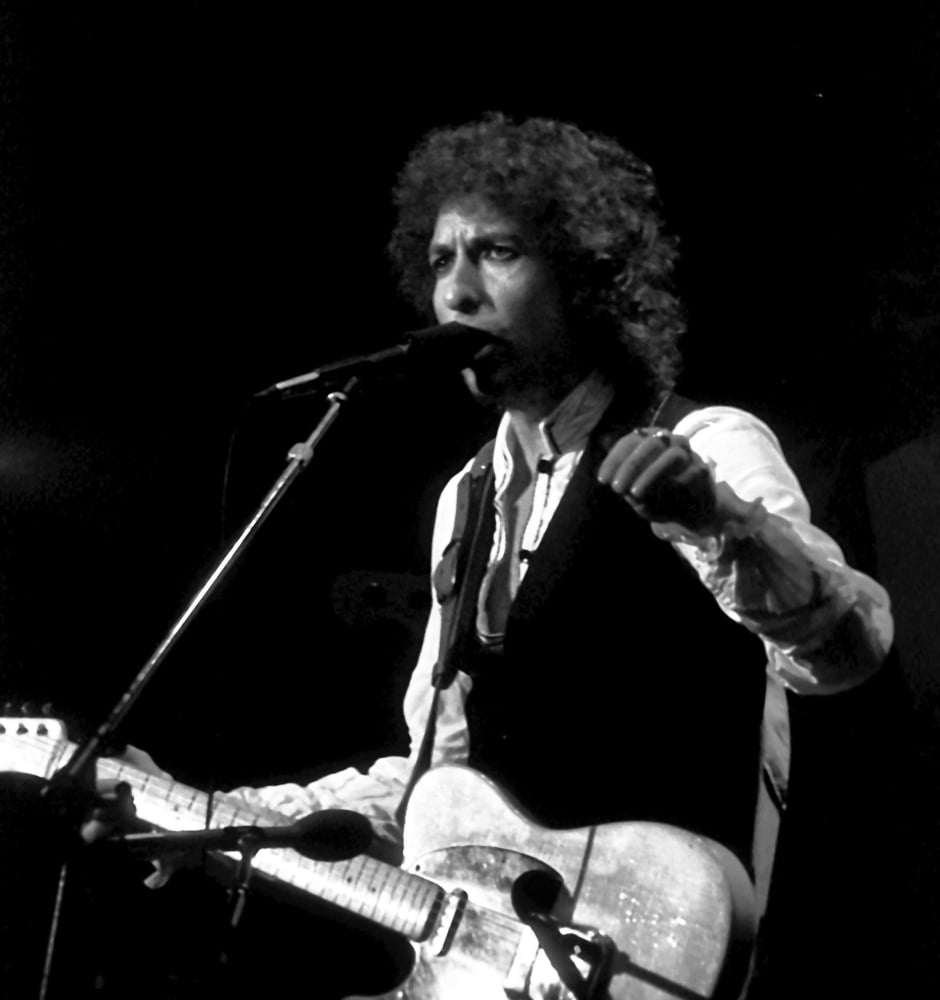Bob Dylan performing on stage Photo Print (8 x 10) - Walmart.com