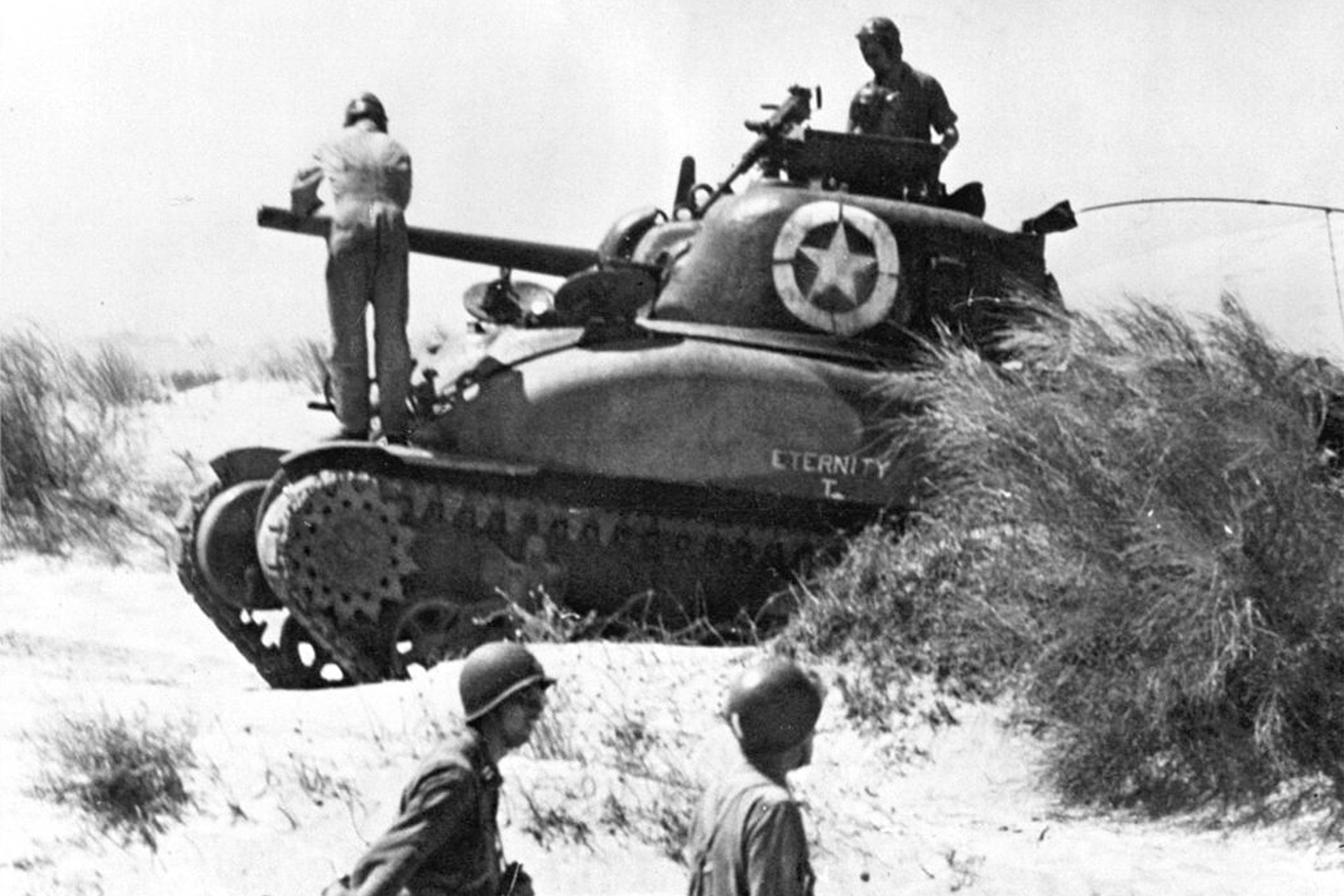 24x36 gallery poster, The first Sherman tank in US service the M4A1 ...