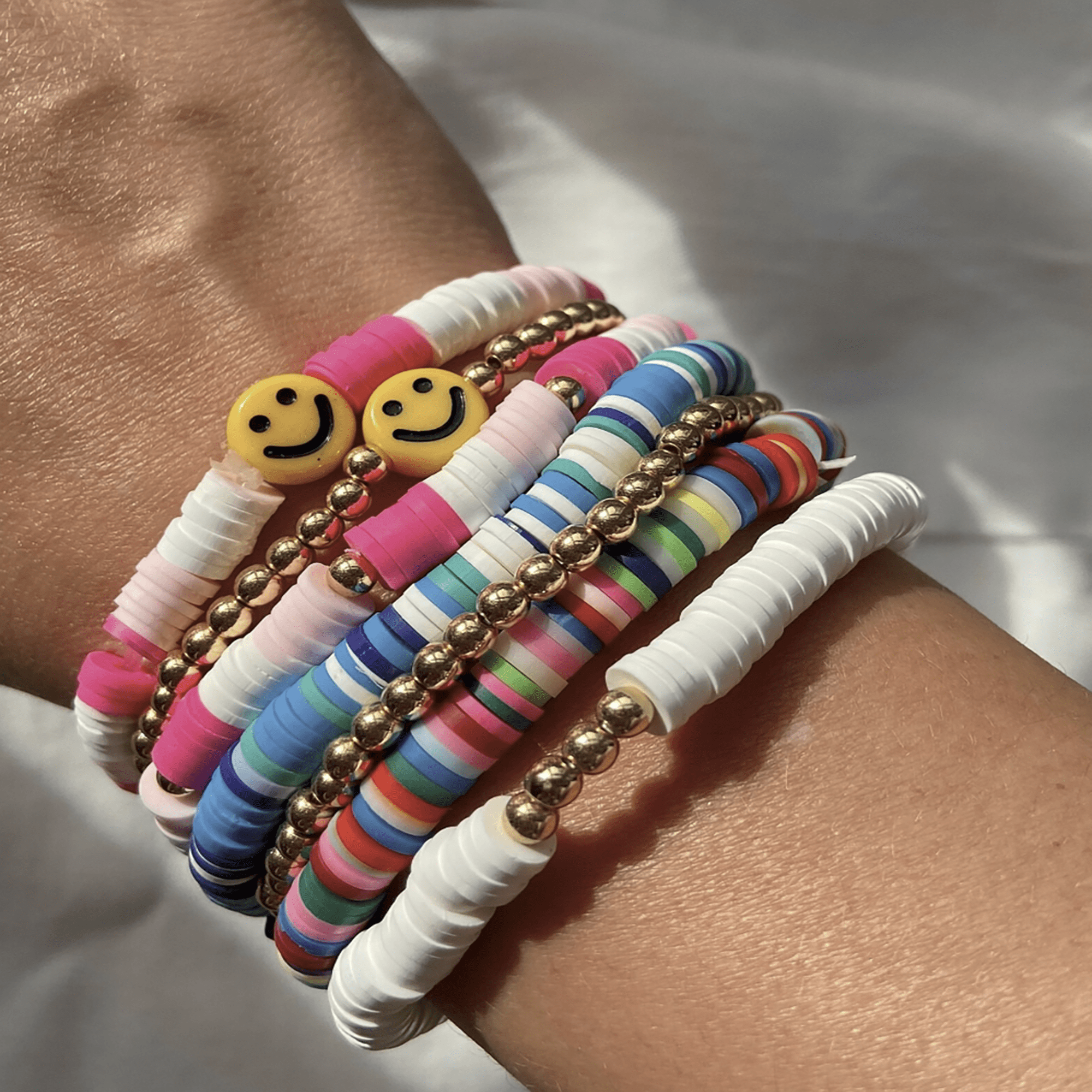 GOVSONE 7Pcs Heishi Surfer Bracelets Preppy Happy Smile GOVSONE 7Pcs Heishi Surfer Bracelets Preppy Happy Smile