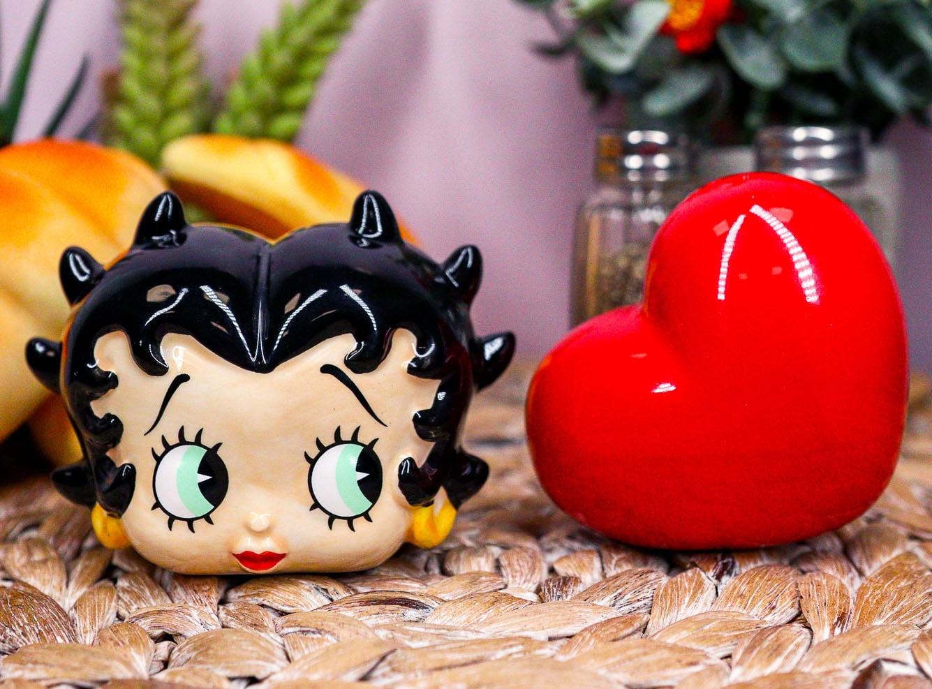 Comical Betty Boop And Giant Heart Love Ceramic Salt And Pepper Shakers ...