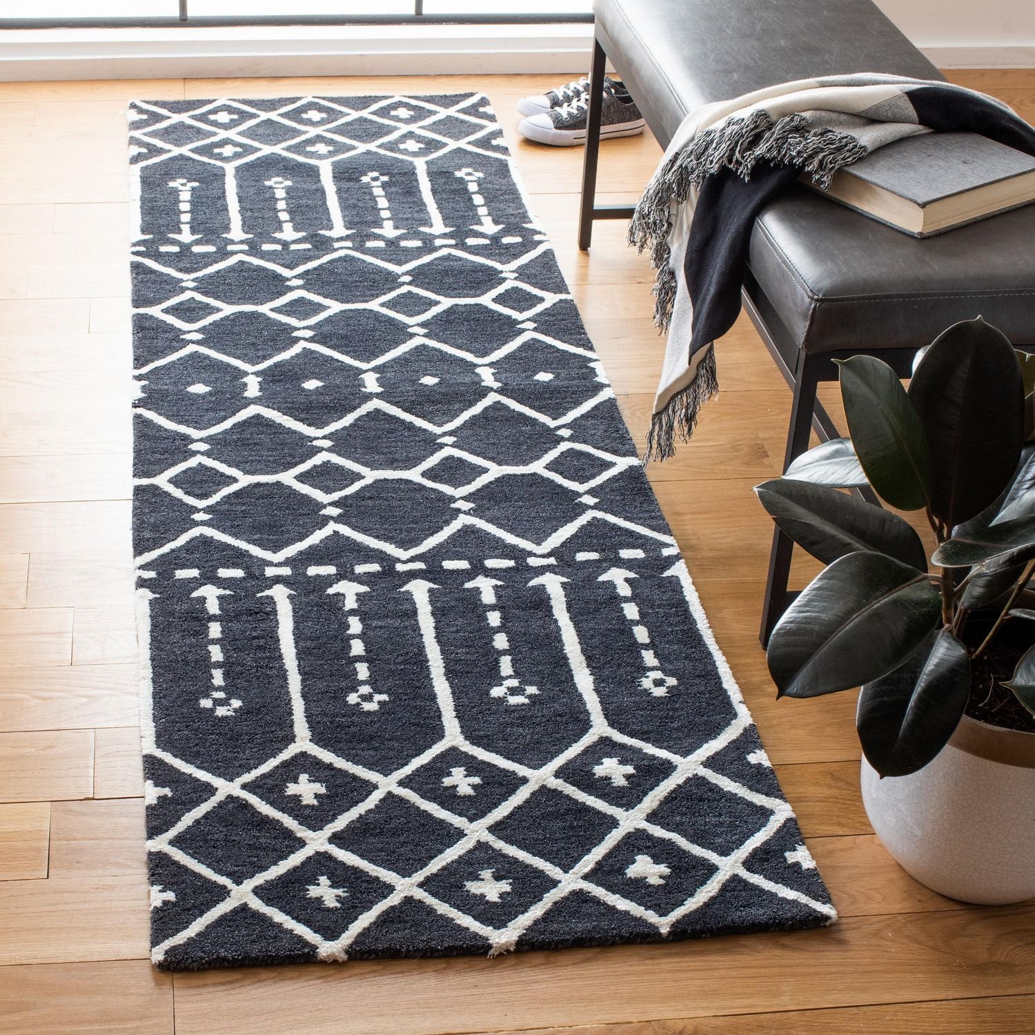 Click here for Safavieh Himalaya Darin Geometric Area Rug 23 X 8... prices