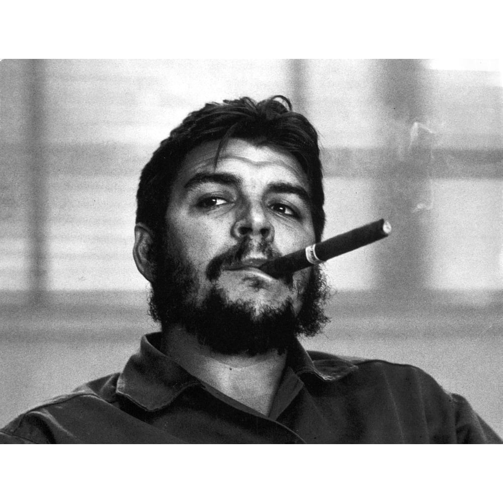 Che Guevara smoking a cigar Photo Print - Walmart.com - Walmart.com