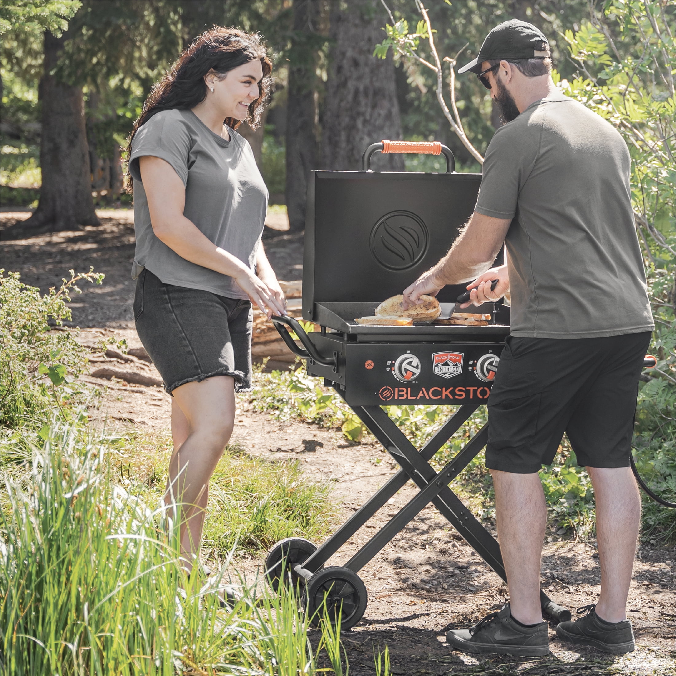 Blackstone on the Go 2-Burner 22" Scissor Cart Griddle with Hood ...