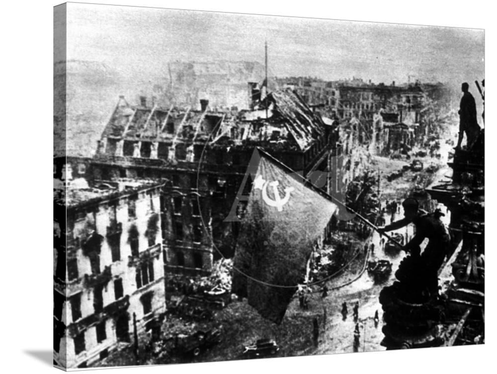 A Russian Sergeant Raises the Soviet Flag over the Reichstag, Berlin ...