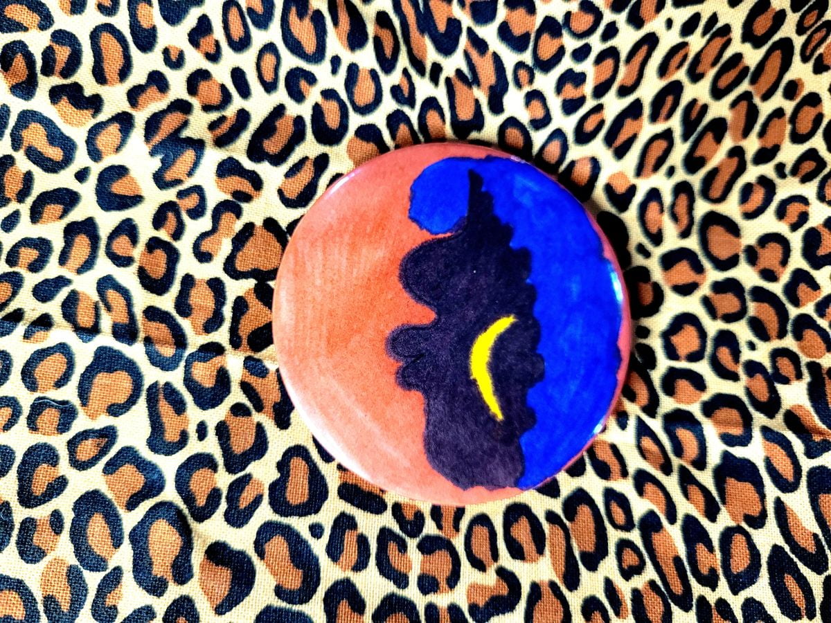 Black queen button pin - Walmart.com