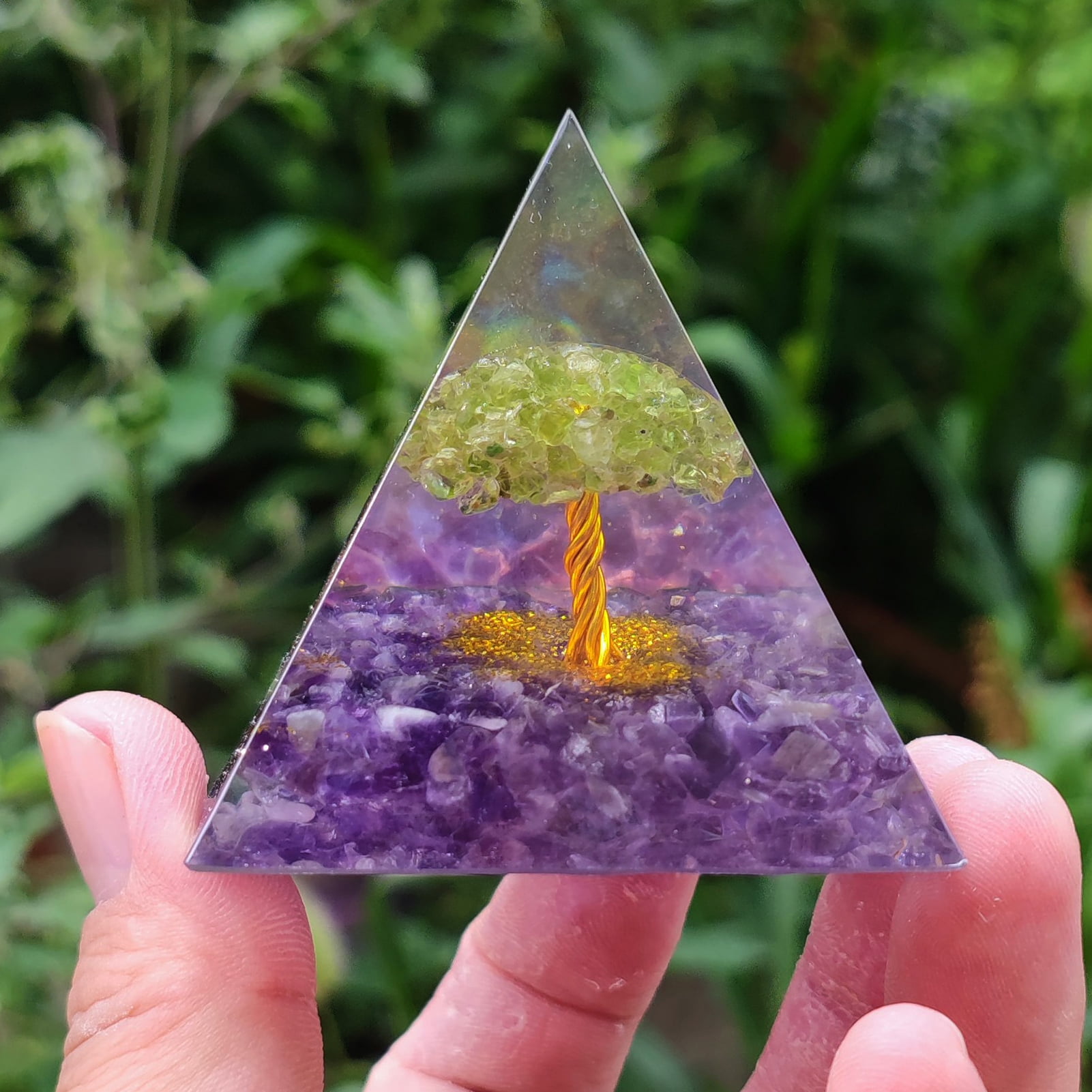 Dream Lifestyle Crystal Pyramid Chakra Orgone Stone Pyarmid, Resin ...