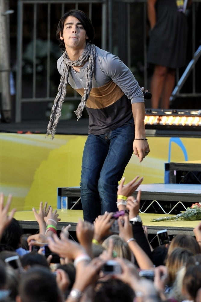 Joe Jonas On Stage For The Jonas Brothers In Concert On Abc'S Good ...