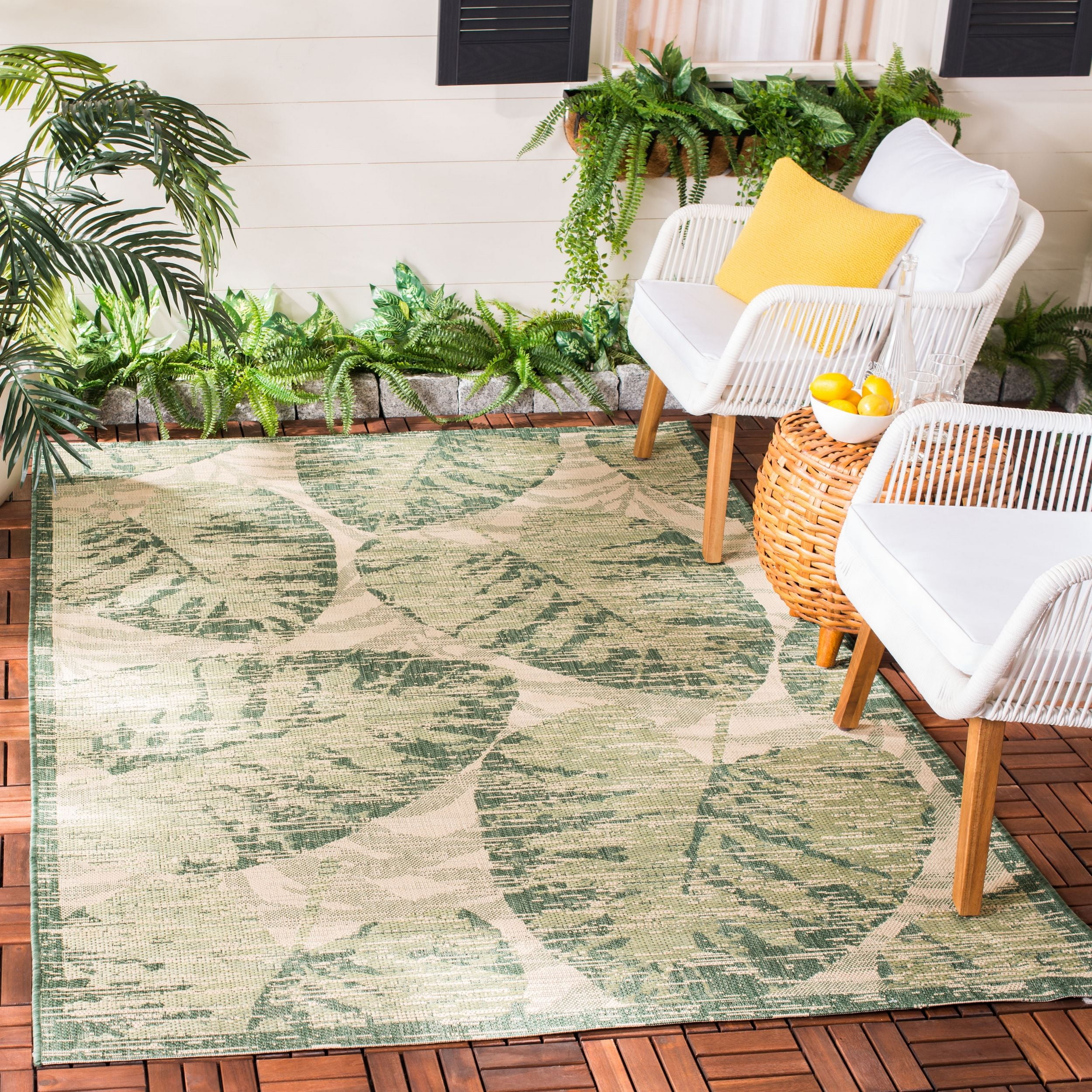 SAFAVIEH Courtyard Seymor Distressed Palm Leaf Indoor/Outdoor Area Rug ...