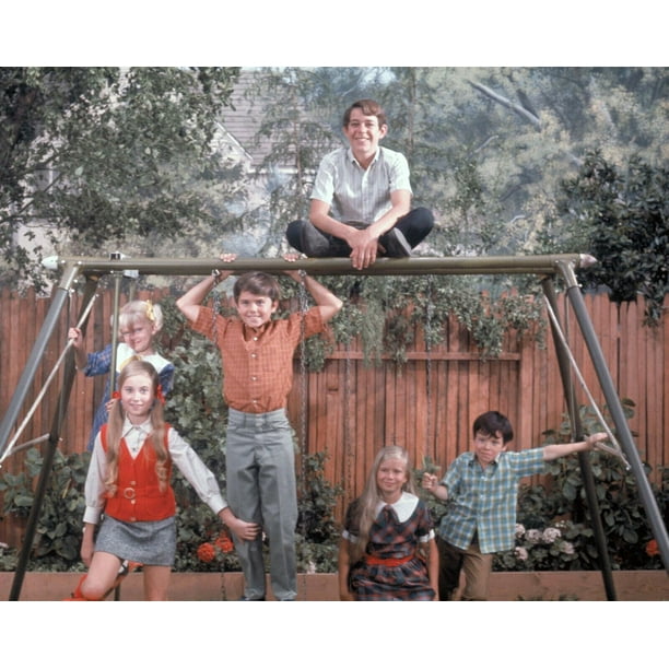 The Brady Bunch Marcia Jan Peter Greg Cindy & Bobby on backyard swing ...