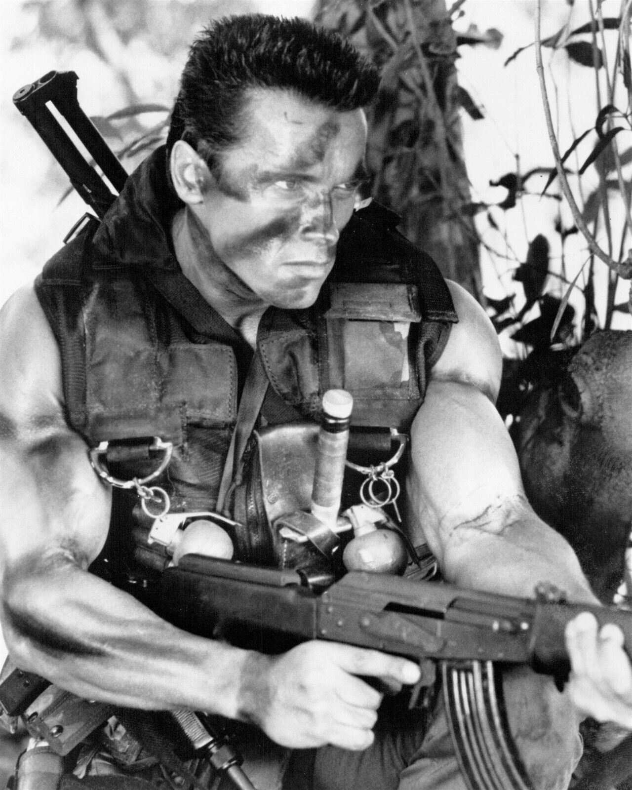 Arnold Schwarzenegger machine gun at the ready John Matrix Commando 5x7 ...