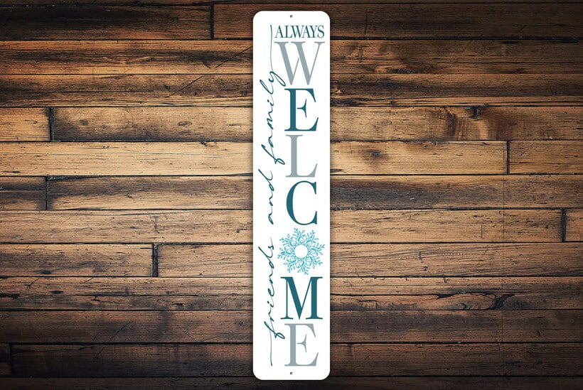 Letrero de metal vertical con texto "Friends And Family Always Welcome ...