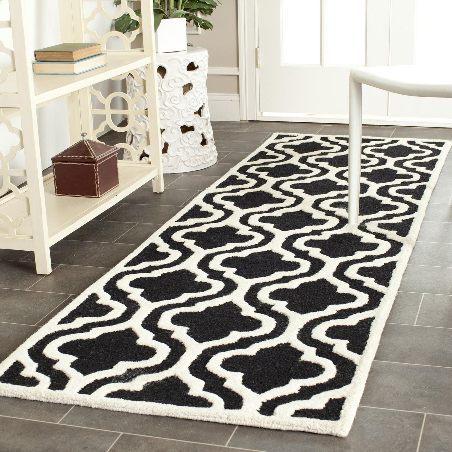 Click here for Safavieh Cambridge Kirsten Geometric Area Rug 26 X... prices