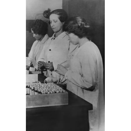 Spanish Flu Epidemic 1918-1919 In America. Three Women Packing ...
