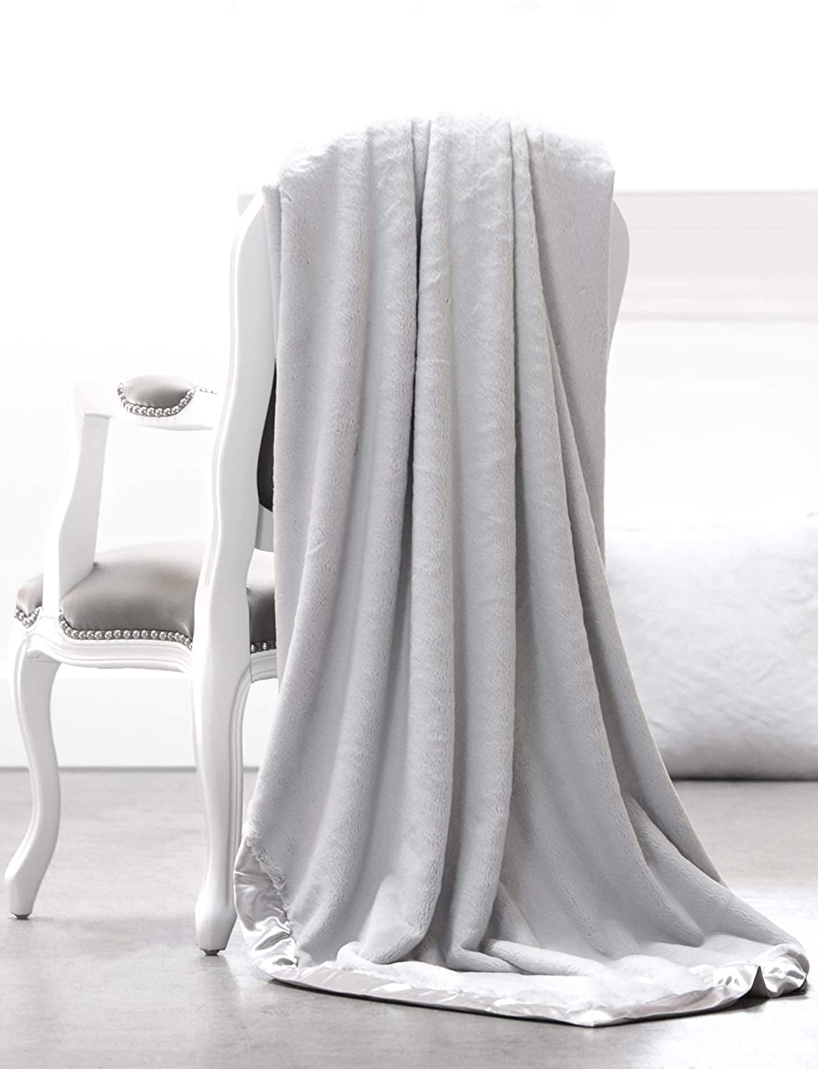 Giraffe at Home Luxe Plush Faux Fur Throw Blanket,SILVER, 45" x 59 ...