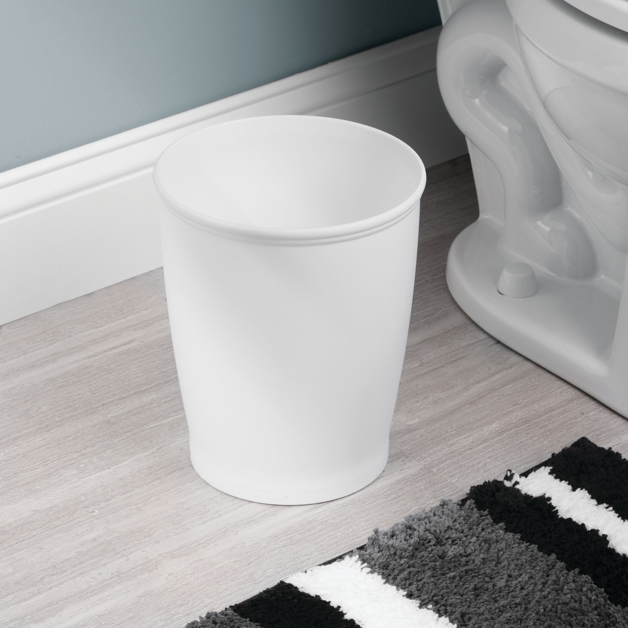 iDesign White Kent Wastebasket Trash Can for Bath, Kitchen, and Home ...