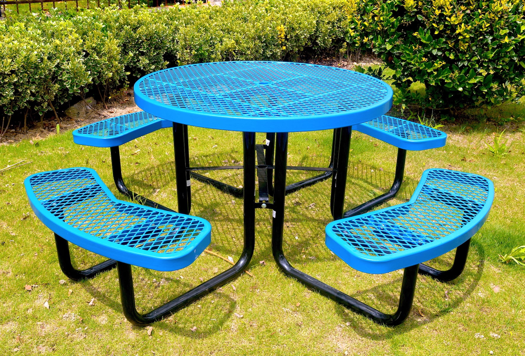 LifeYard 46 inch Expanded Metal Round Picnic Table (Blue) - Walmart.com