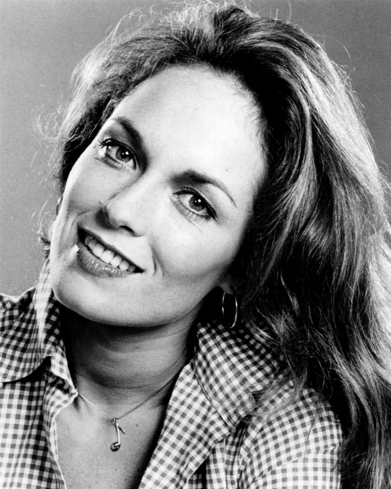 Catherine Bach smiling as Daisy Duke in check shirt Dukes of Hazzard ...