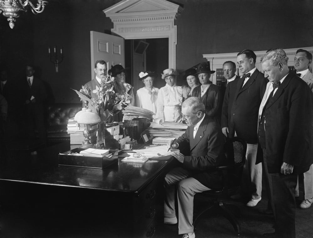 Woodrow Wilson Signing The Child Labor Law Of 1916 History (36 x 24 ...
