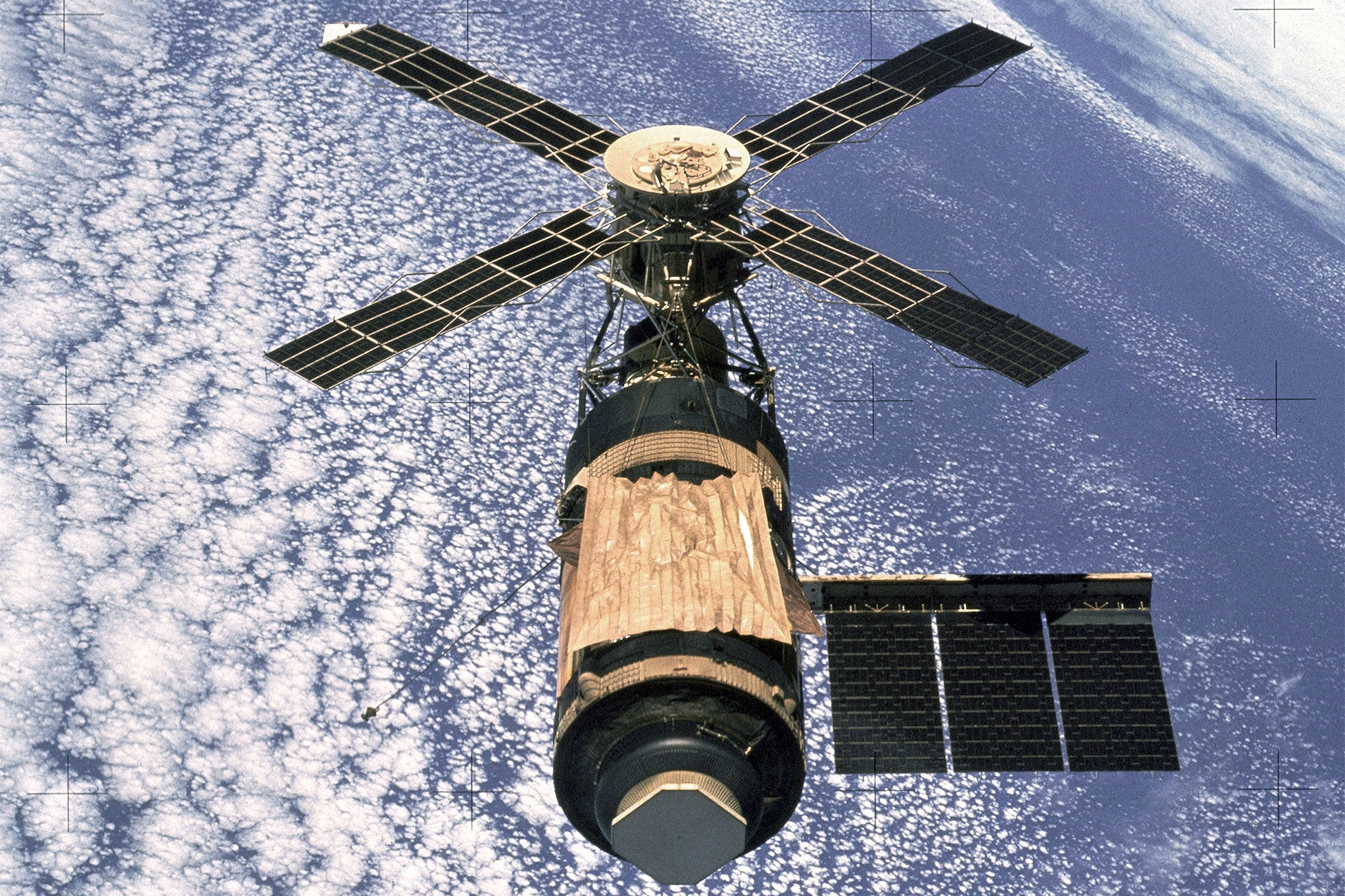 24x36 gallery poster, Skylab Orbital Workshop in Earth orbit - Walmart.com