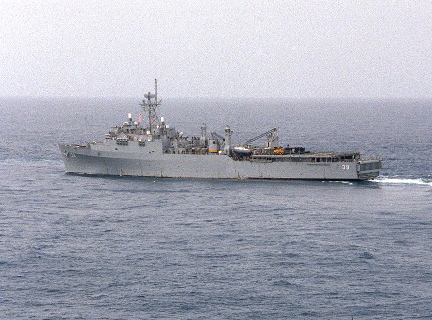 The U.S. Navy dock landing ship USS Mount Vernon (LSD-39) practices ...