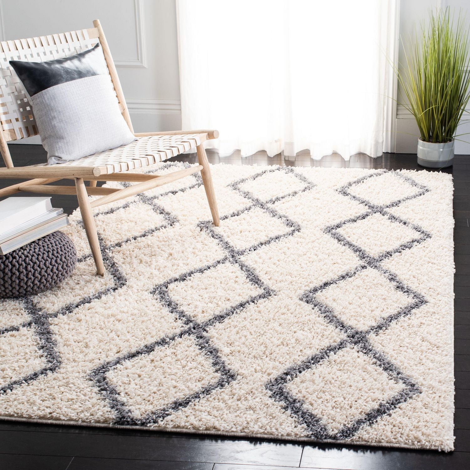 Click here for Safavieh Venus Nanda Geometric Shag Area Rug 5 Ft... prices