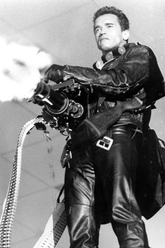 Arnold Schwarzenegger in Terminator 2: Judgment Day fires off machine ...