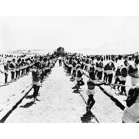 500 Costumed Cairo Students Drag The 10 Ton Papyrus Raft 'Ra' Along ...