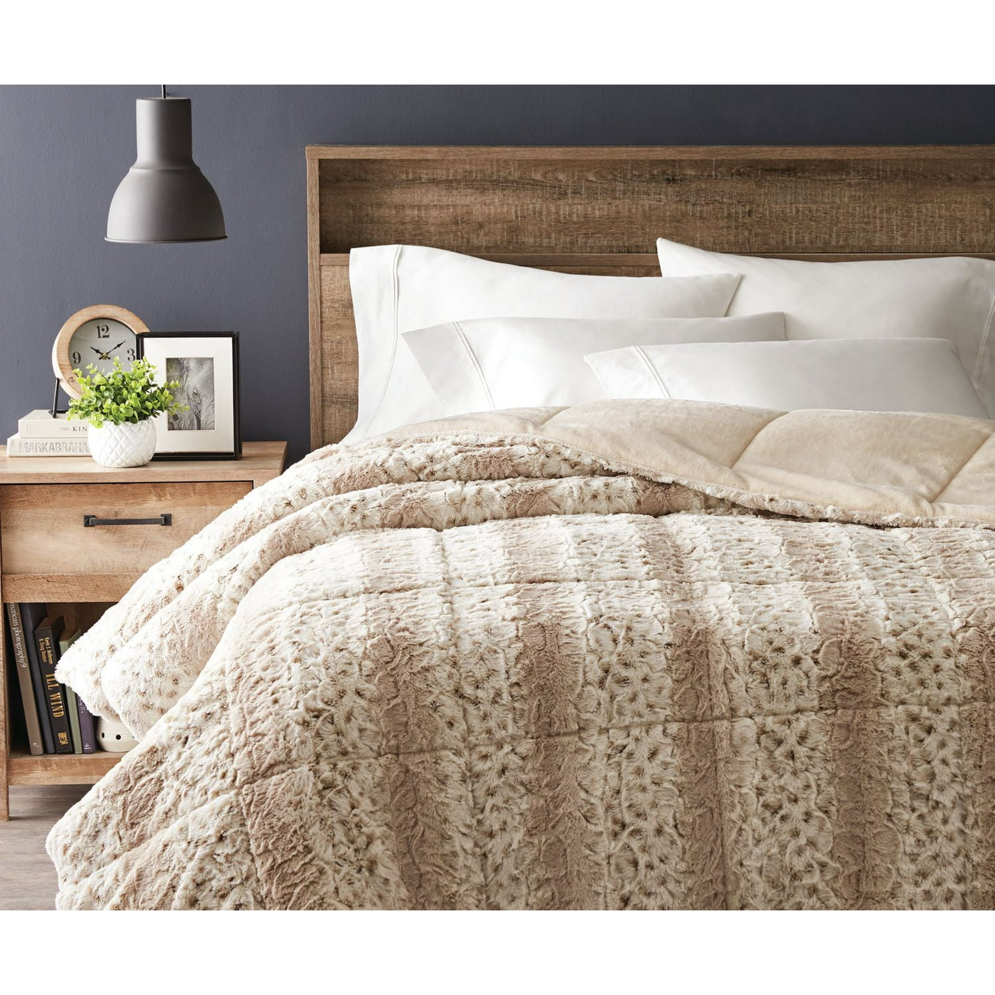 Click here for Hometrends Plush Reversible Comforter prices
