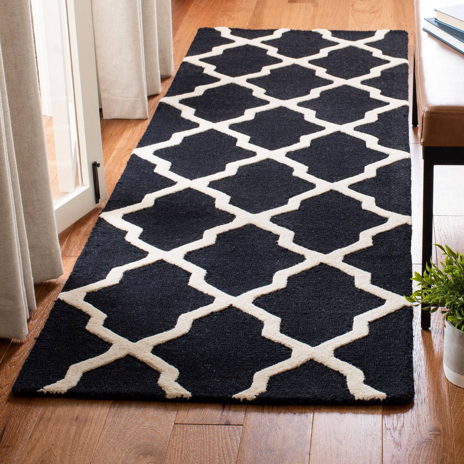 Click here for Safavieh Cambridge Liam Geometric Area Rug 26 X 6... prices