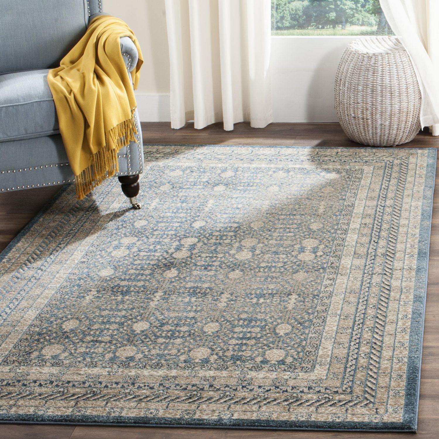 Click here for Safavieh Sofia Cionadogh Border Area Rug 67 X 92 prices