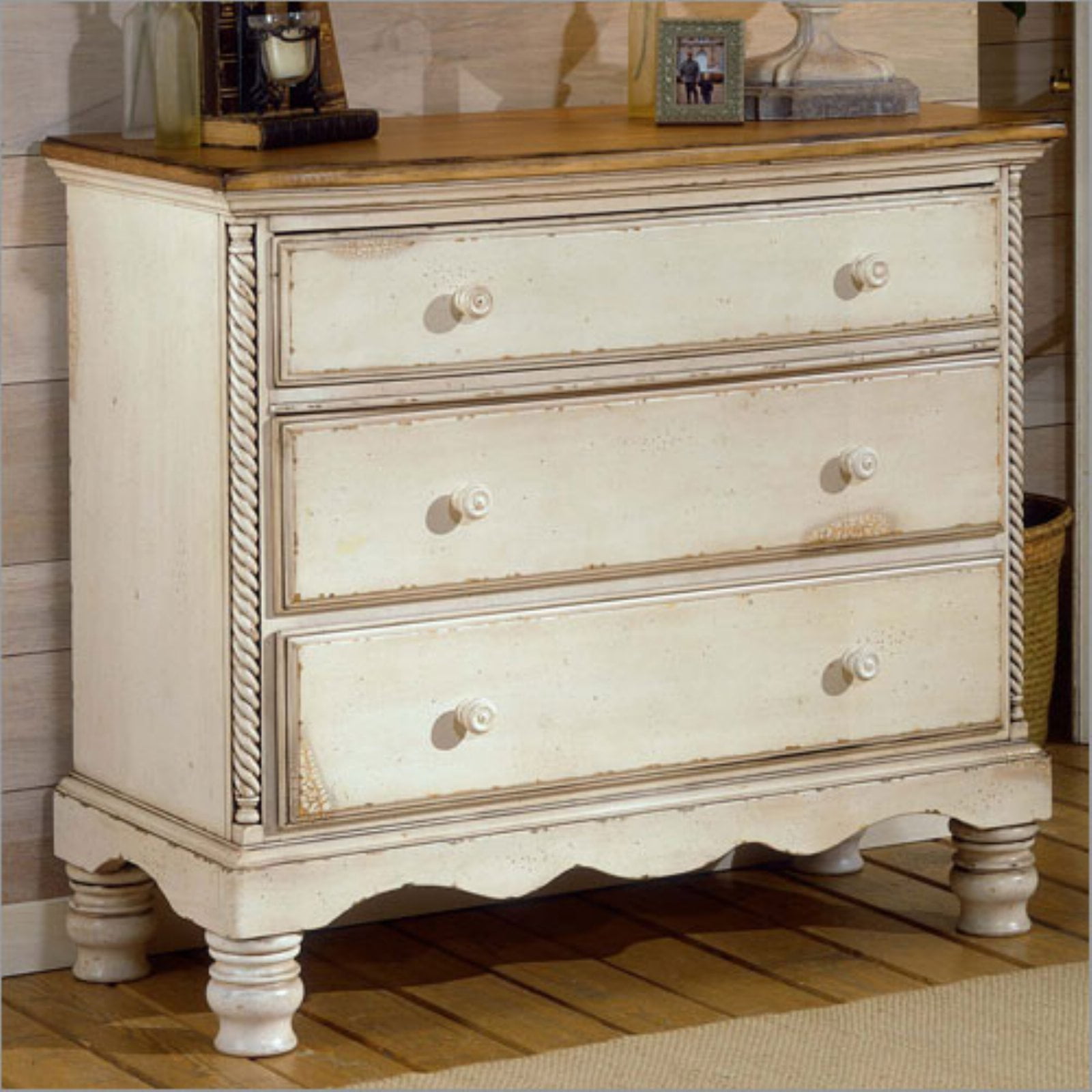 Hillsdale Wilshire 3 Drawer Bachelors Chest Antique White