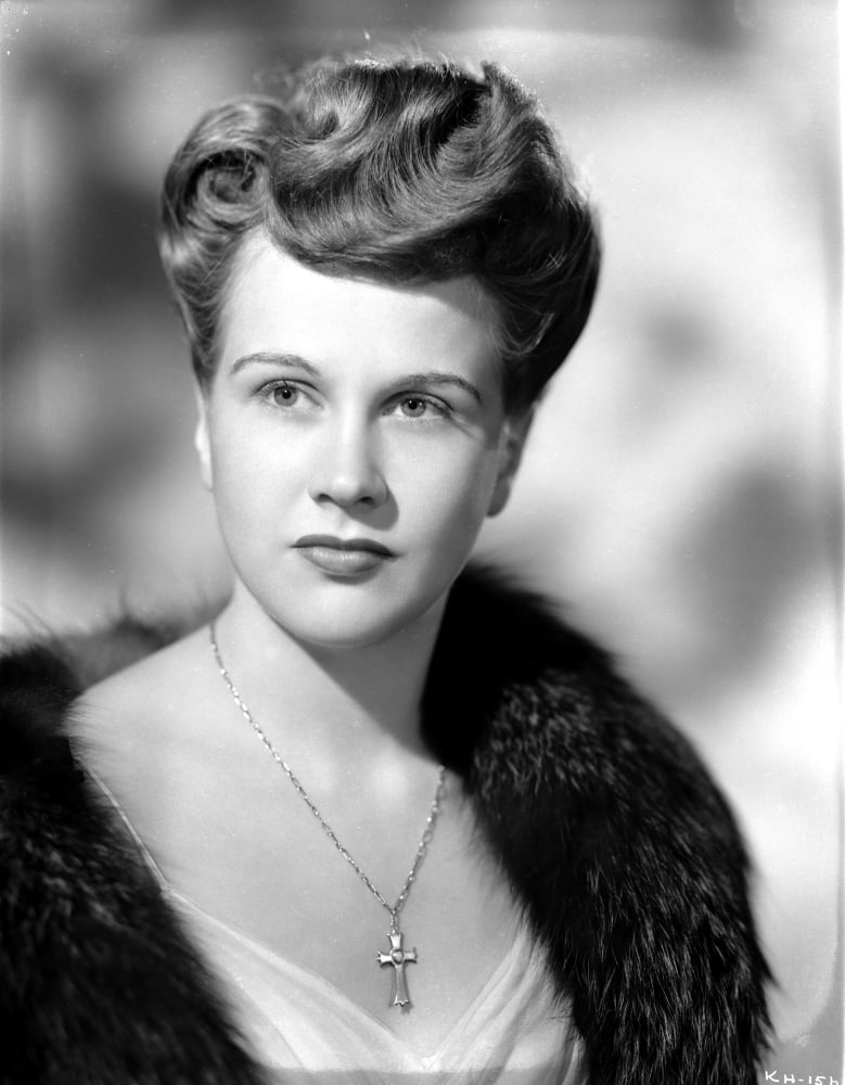 Kim Hunter on a Furry Shawl Portrait Photo Print (8 x 10) - Walmart.com