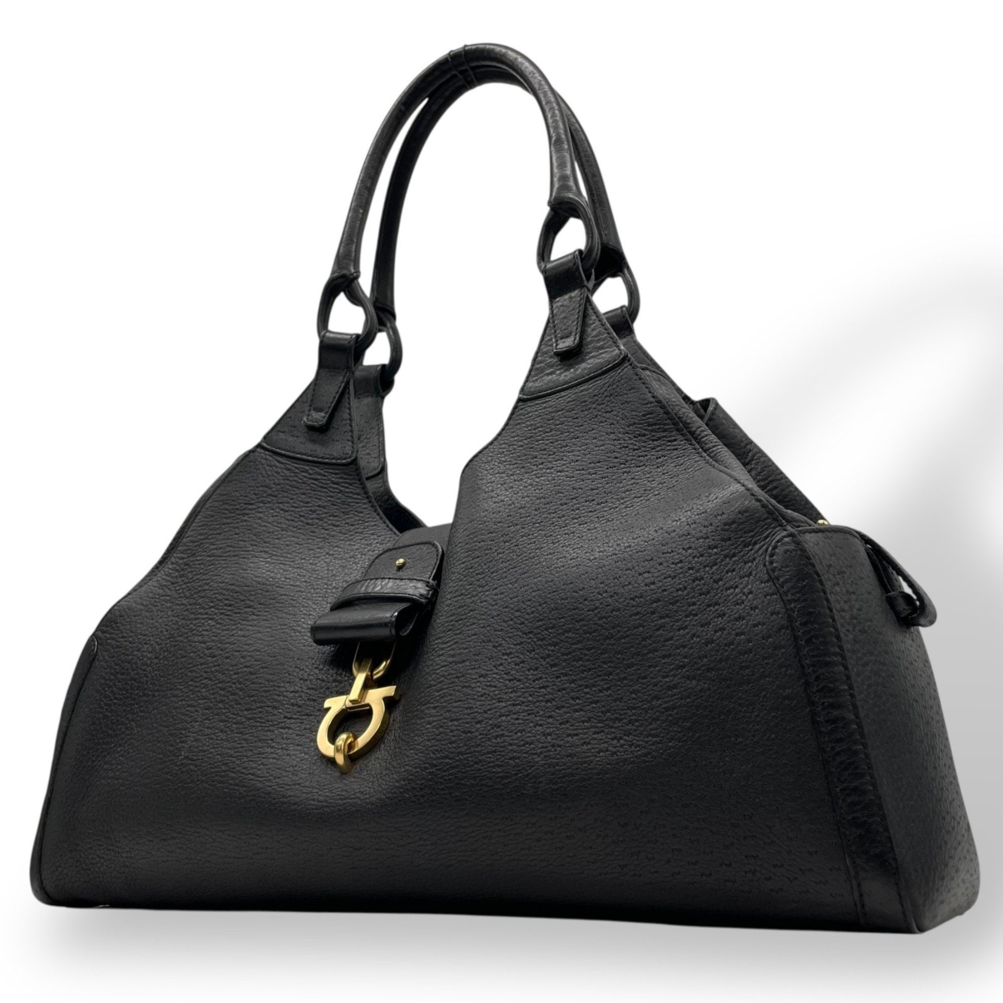 Pre-Owned Salvatore Ferragamo One-shoulder Gancini handbag in black ...