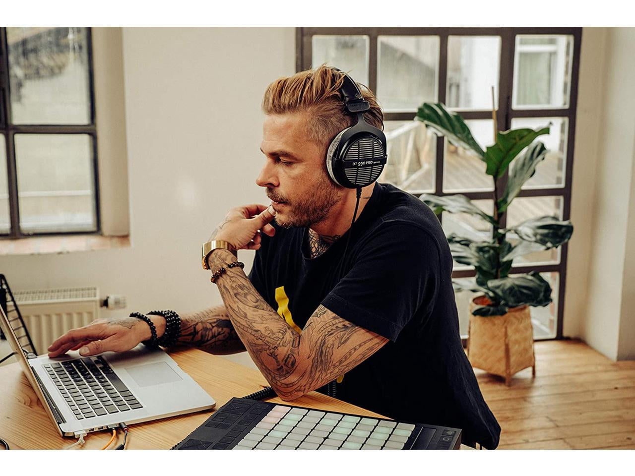 Free Shipping! Beyerdynamic DT 990 Pro 250 Ohm Studio Free Shipping! Beyerdynamic DT 990 Pro 250 Ohm Studio