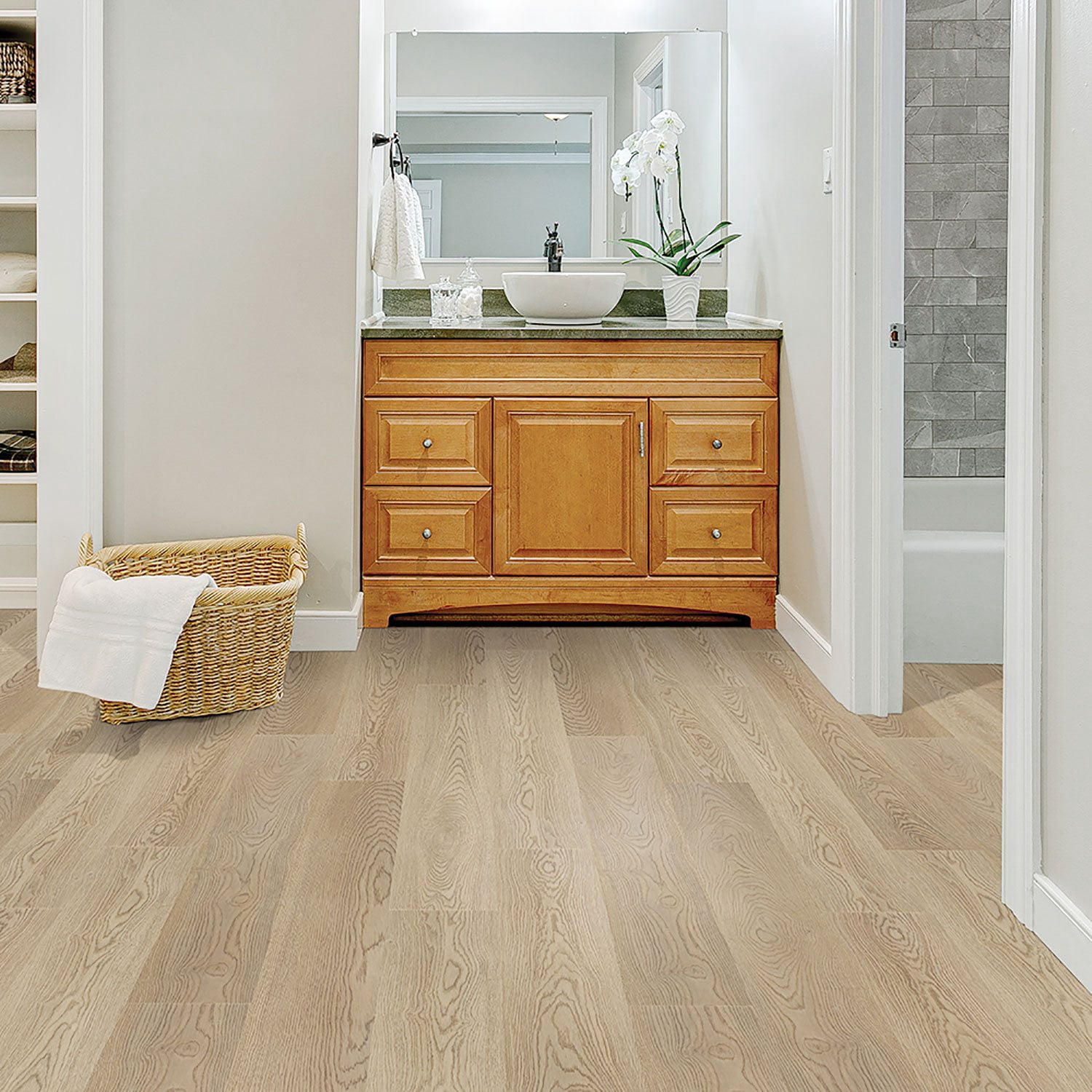 QuickStep by Mohawk 6mm Natural Classic Oak Vinyl Plank Flooring ...