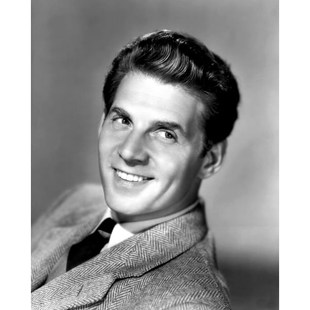 Jean Pierre Aumont 1946 Photo Print (8 x 10) - Walmart.ca