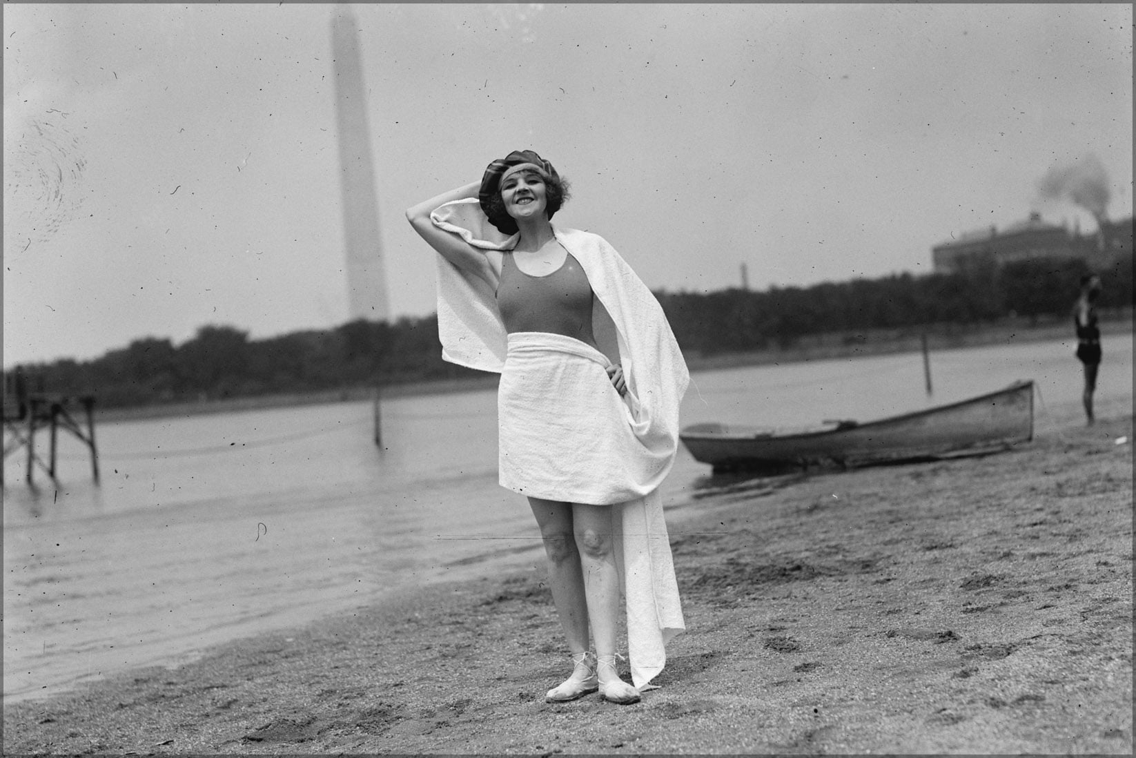 24"x36" Gallery Poster, Kay Laurell at Potomac Tidal Basin beach ...