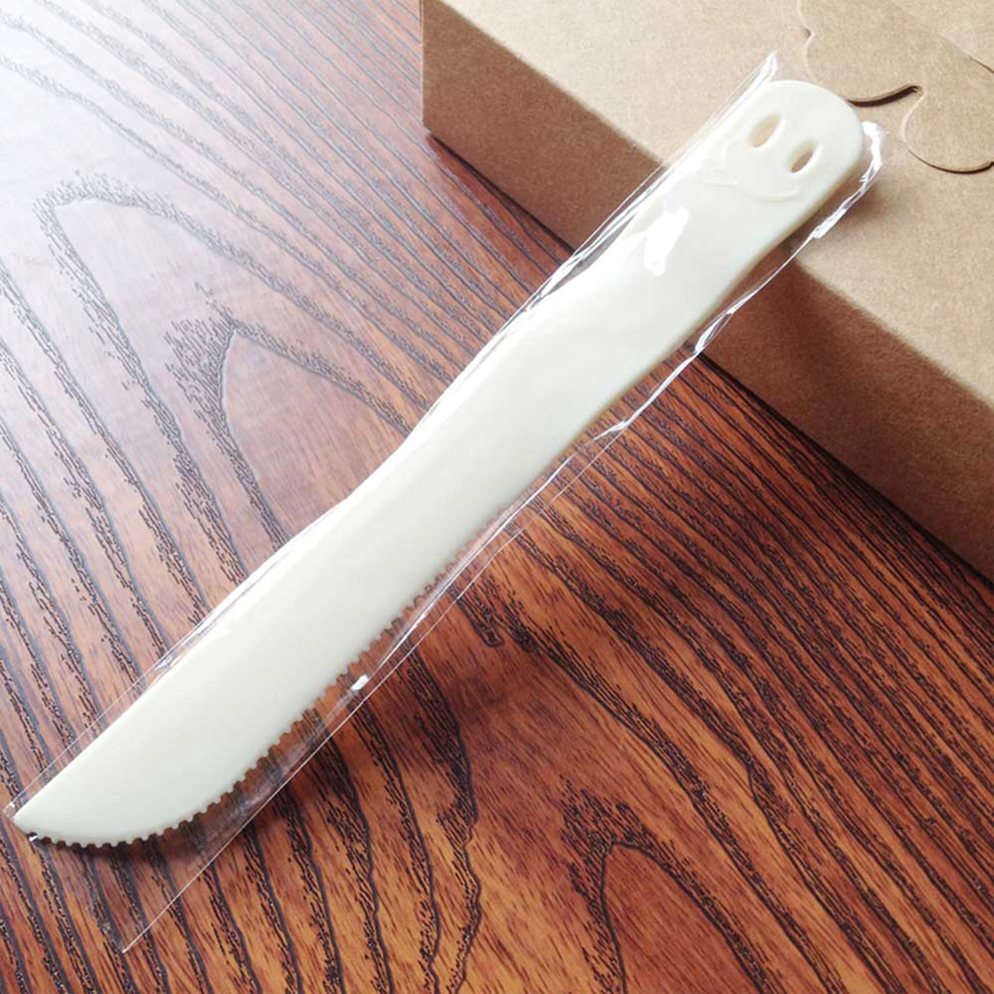 Set of 10 White Disposable Dinnerwear Plastic Knife with Smiley Face ...