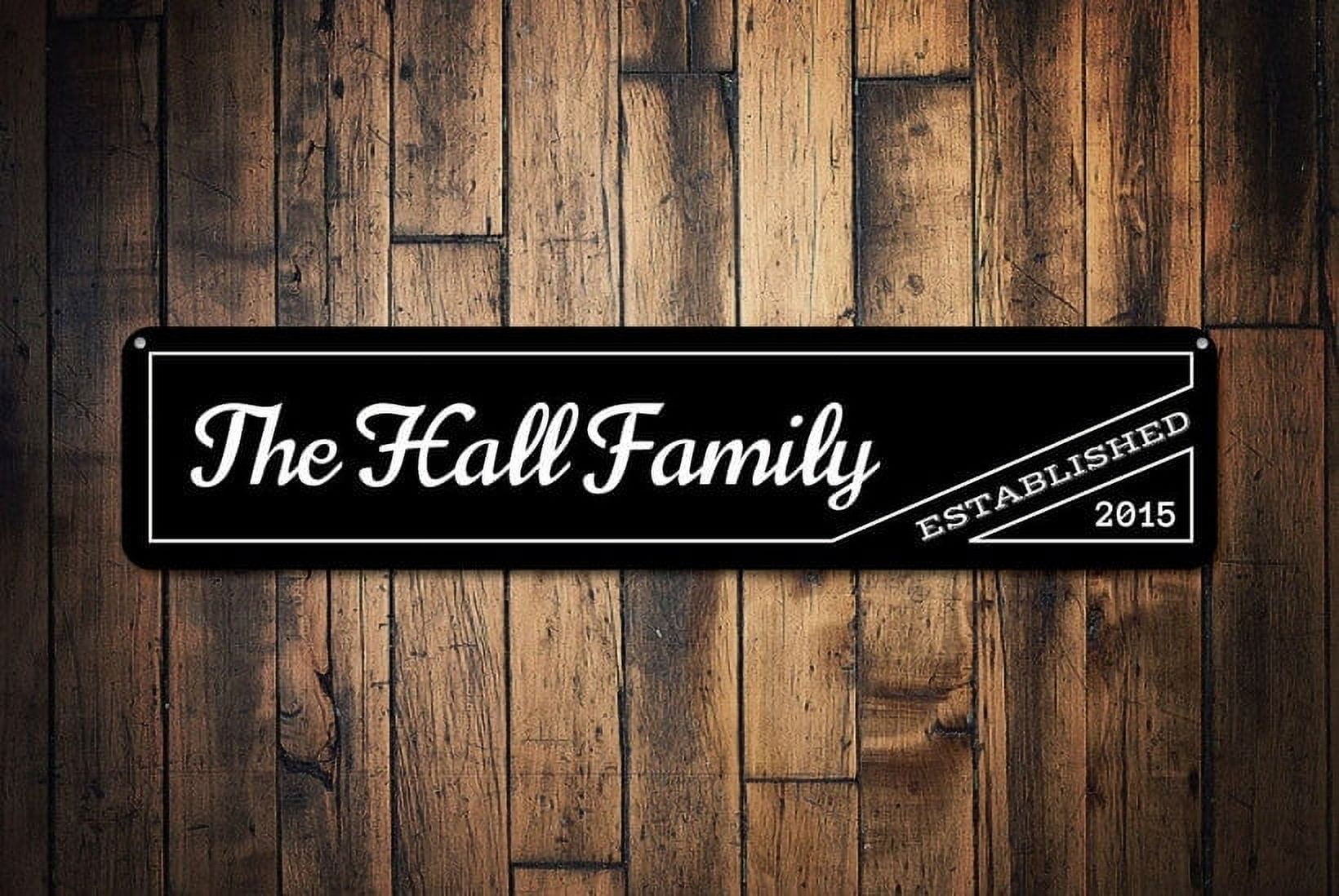 Letrero con fecha de establecimiento, letrero con nombre de familia ...