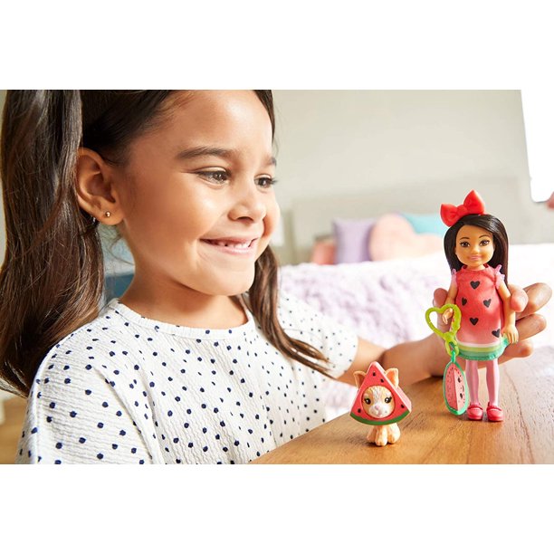 Barbie Club Chelsea Dress-Up Muñeca en traje de sandía con accesorios ...