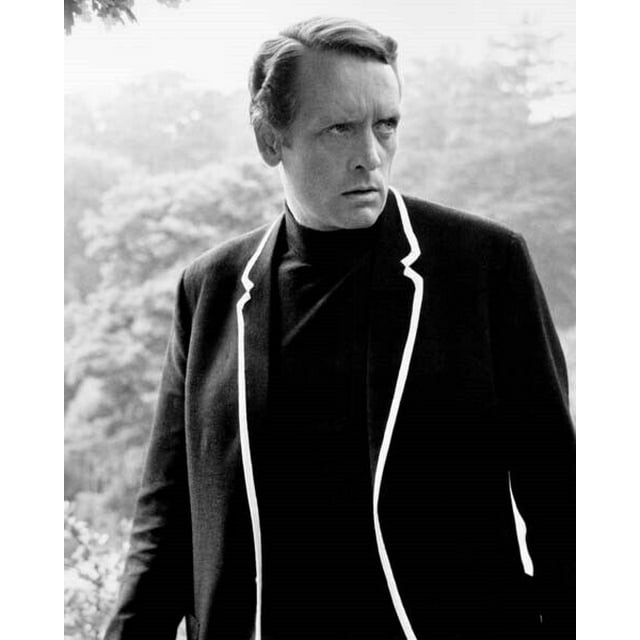Patrick McGoohan in iconic black blazer as Number Six The Prisoner ...