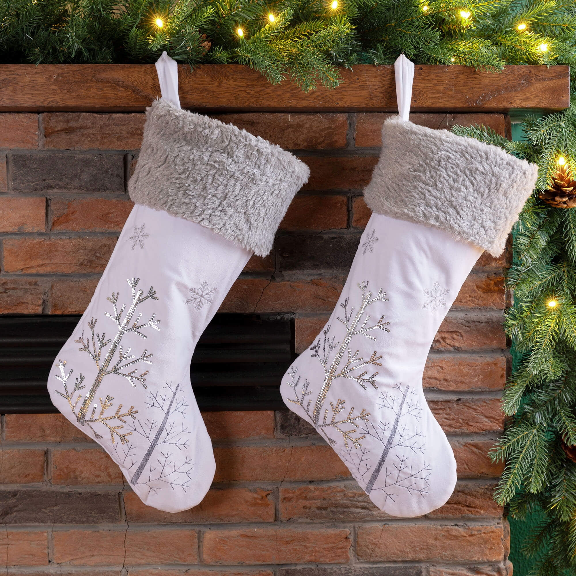 Glitzhome 2Pack 21"L White Fleece with Christmas Tree and Snowflake ...